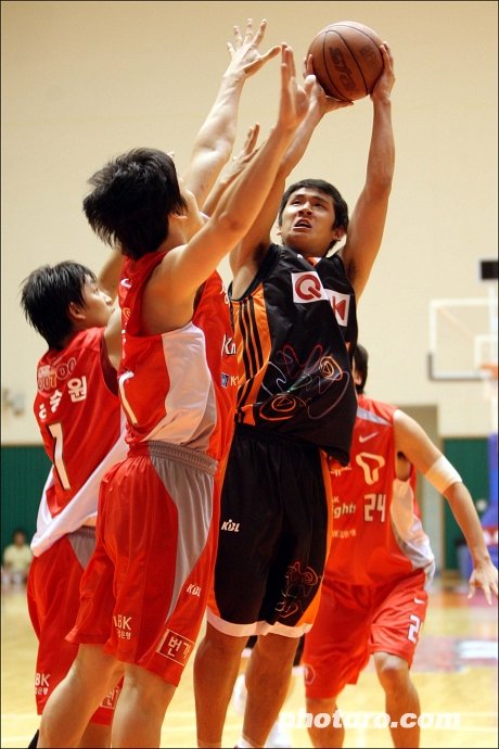 양우섭, 두명의 수비도 문제없어... : 네이트 스포츠