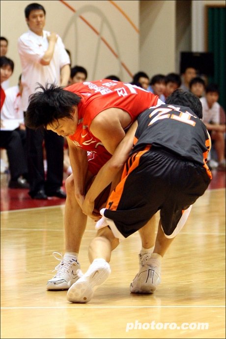 전건우-윤여권, 절대로 양보 못해! : 네이트 스포츠