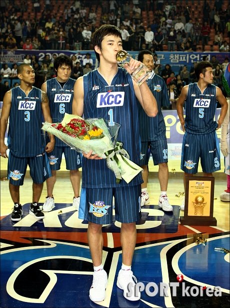 KCC 강병현, MVP 짜릿한 키스! : 네이트 스포츠