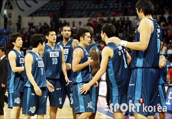 KCC, SK에 96-76 대승! : 네이트 스포츠