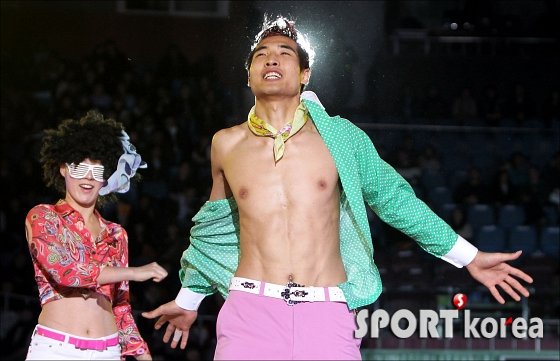 자체발광 김현민 `명품섹시복근!` : 네이트 스포츠