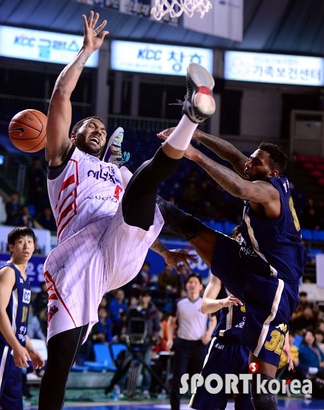 어이쿠! 길렌워터 '공격자 반칙이라니~' : 네이트 스포츠