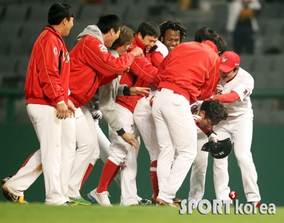 박정권 끝내기로 SK, KIA에 위닝시리즈 : 네이트 스포츠