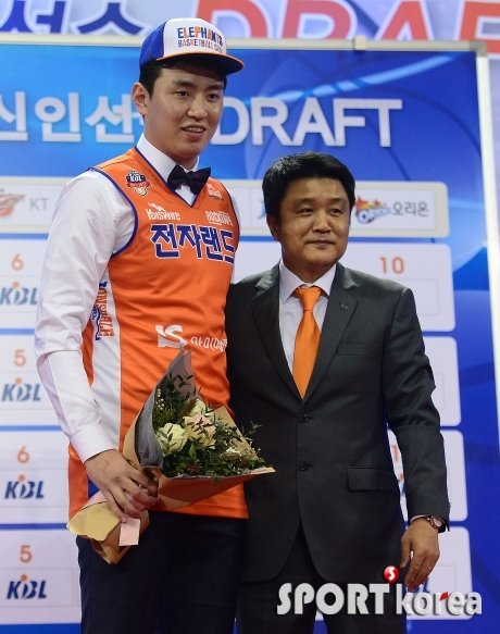 강상재 '전체 3순위로 전자랜드행' : 네이트 스포츠