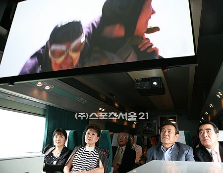 시속 300㎞로 달리는 KTX에서 개봉 영화를! : 네이트 뉴스