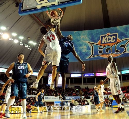 [SS포토]KCC 왓틴스의 호쾌한 덩크 : 네이트 스포츠