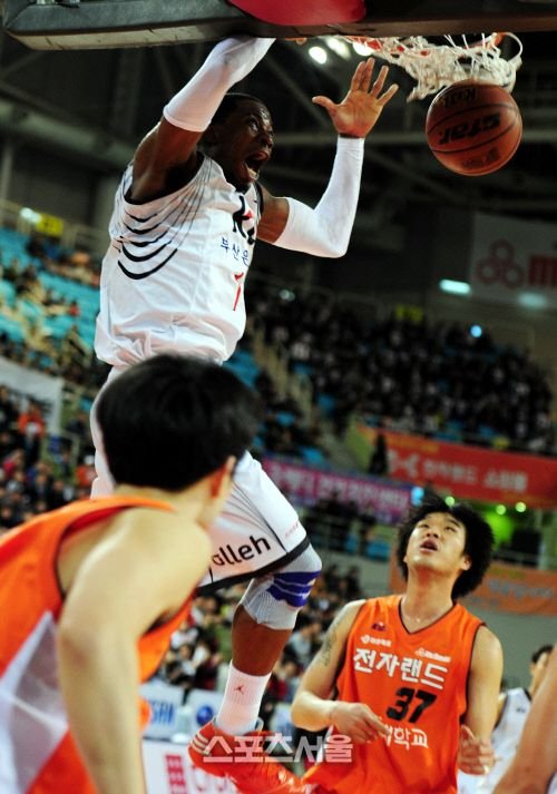 찰스 로드의 원맨쇼로 KT PO 3차전 승리 : 네이트 스포츠