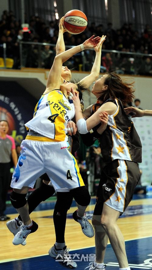 [SS포토] WKBL 챔프전 최윤아, 펄쩍 뛰어도... : 네이트 스포츠