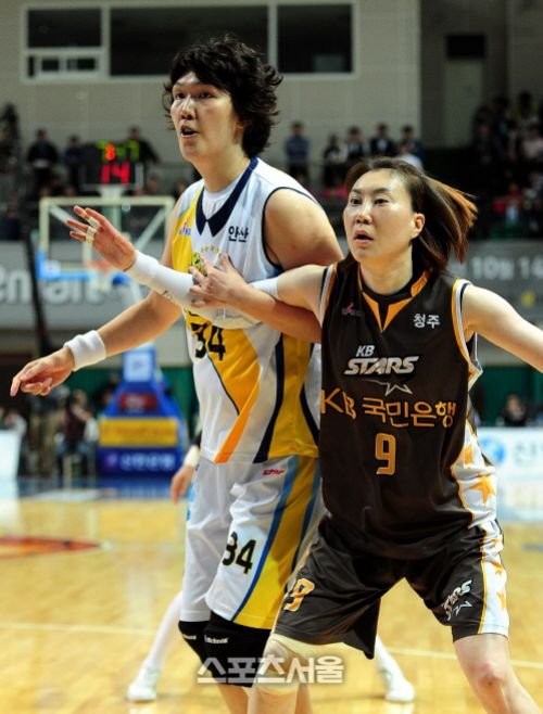 [SS포토] WKBL 챔프전 하은주, 팔짱 끼는 건가요? : 네이트 스포츠