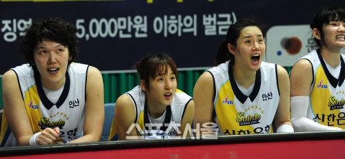 [SS포토] WKBL 챔프전 신한은행, 표정은 달라도... : 네이트 스포츠