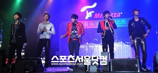 [SS포토]2PM, '닉쿤 없는 무대' : 네이트 연예