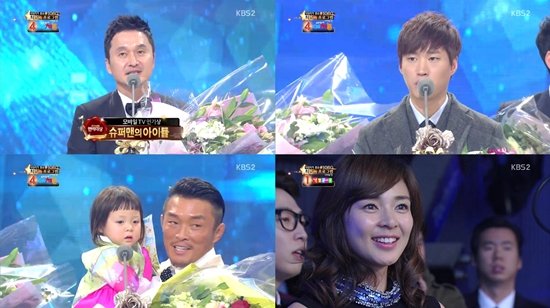 [KBS 연예대상] '슈퍼맨', '모바일 인기상'수상…"모든 가장에게 영광을" : 네이트 뉴스
