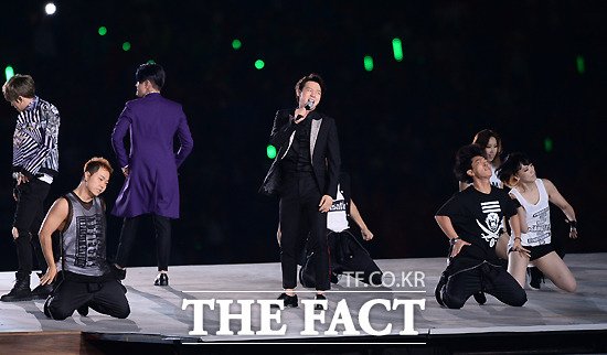 [TF포토] 아시아의 별 JYJ, '영광스러운 아시안게임 개막식 무대' : 네이트 스포츠