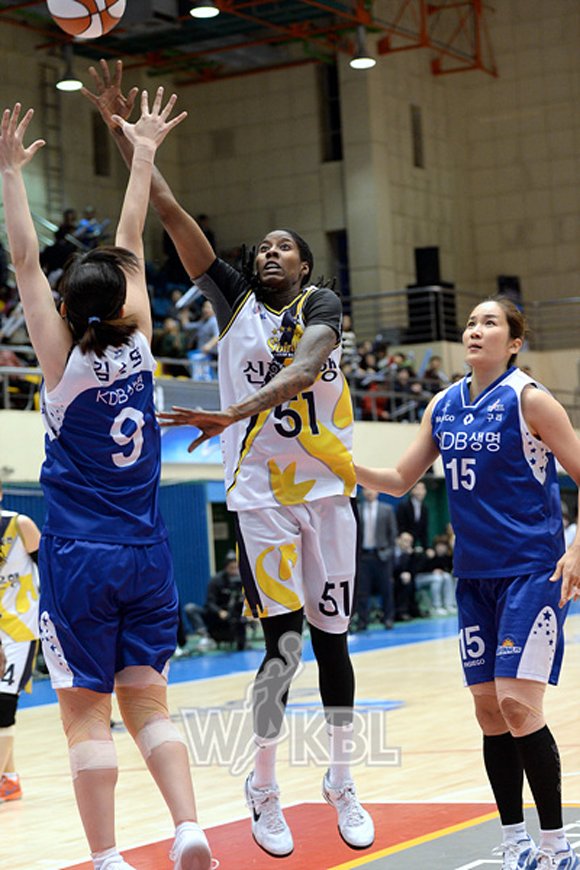 [WKBL] '브릴랜드-김단비 32득점 합작' 신한은행, KDB 잡고 2연승 : 네이트 스포츠