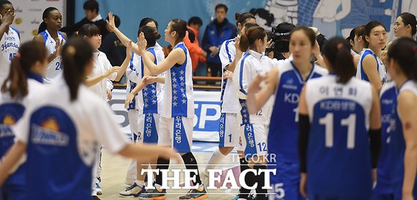 [TF포토] 우리은행 '6연승' VS KDB '6연패' : 네이트 스포츠