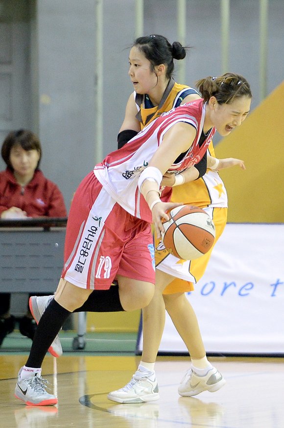 [WKBL] '스트릭렌 22득점' KB스타즈, 하나외환 꺾고 2연승 질주 : 네이트 스포츠