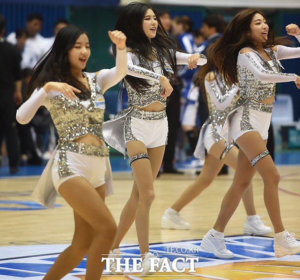 [TF포토] 흥겨운 KDB 치어리더들 : 네이트 스포츠