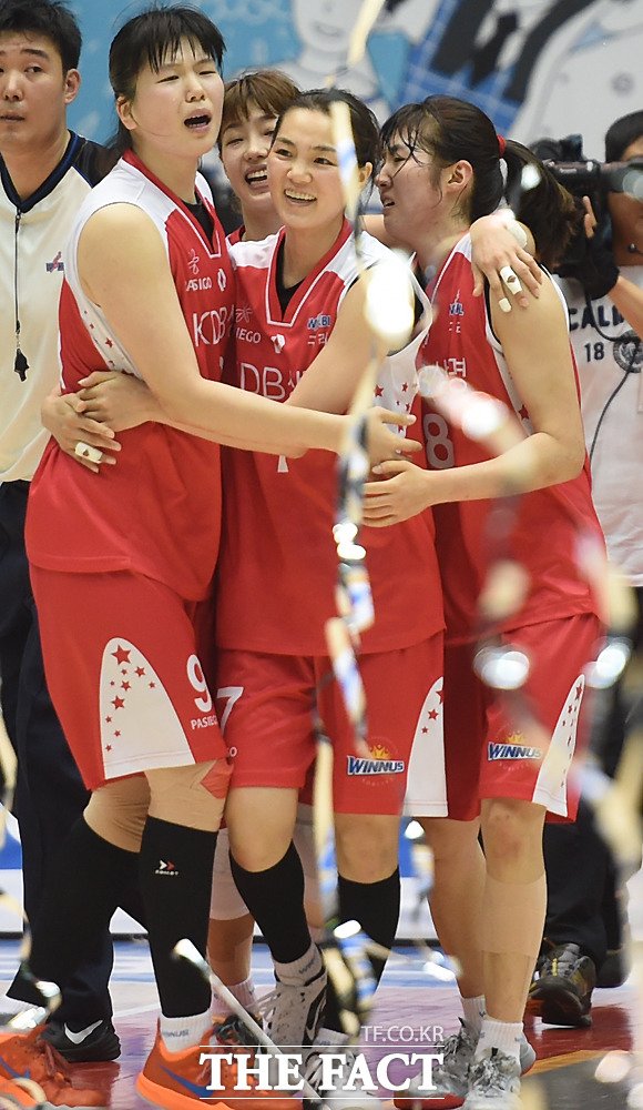 [TF포토] KDB, 삼성생명 68-65로 누르며 2연승 : 네이트 스포츠