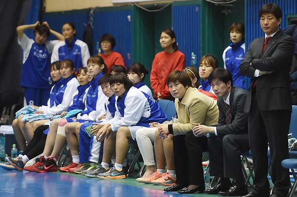 [TF포토] KDB 벤치 '3연승은 안되는건가?' : 네이트 스포츠