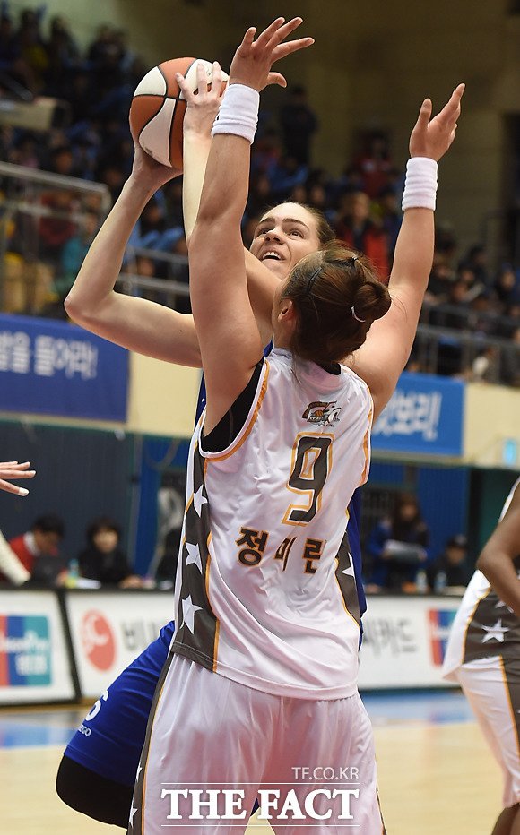 [WKBL] '스트릭렌 22득점' KB스타즈, KDB생명 잡고 분위기 반전 : 네이트 스포츠