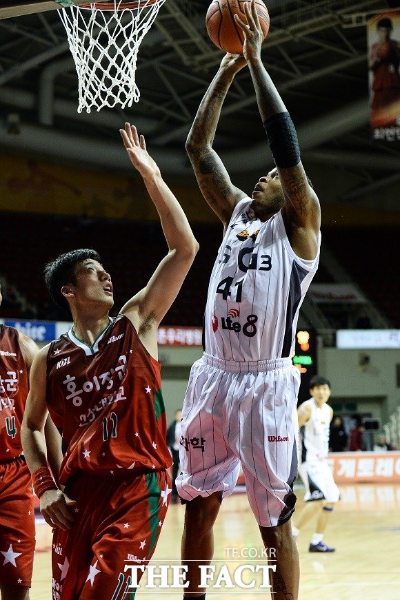 [KBL] '주전 고른 활약' LG, KGC잡고 3연패 탈출 '분위기 반전' : 네이트 스포츠