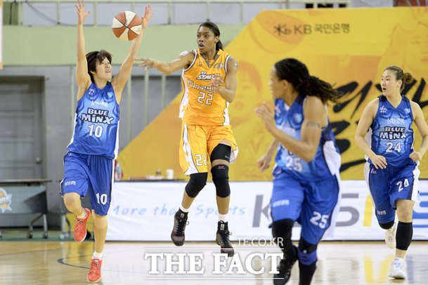 [WKBL] '비키바흐 16점' KB스타즈, 삼성에 역전승 '3위 유지' : 네이트 스포츠