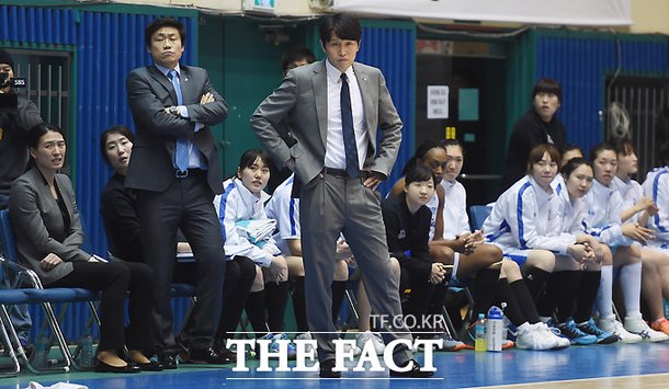 [TF포토] 위성우 감독 'KDB가 달라졌네' : 네이트 스포츠
