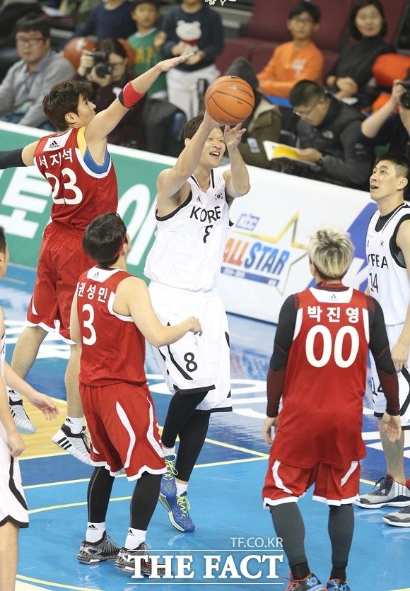 [올스타전] '아 옛날이여' 금메달리스트 팀, 연예인 농구단에 덜미 : 네이트 스포츠