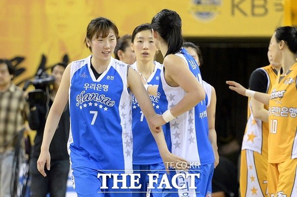 [WKBL] '4쿼터에 뒤집었다' 우리은행, KB스타즈에 역전승 : 네이트 스포츠