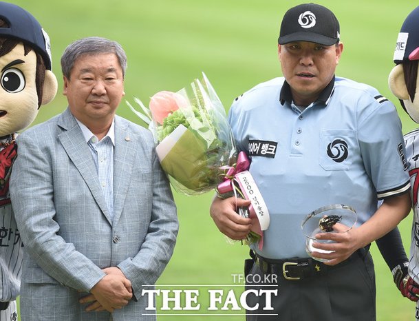 [TF포토] 임채섭 심판 'KBO 첫 2500경기 출장 시상' : 네이트 스포츠