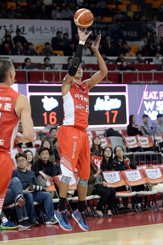 [KBL] '승리+사이먼 40점' SK, 오리온 상대로 7연패 탈출 : 네이트 스포츠