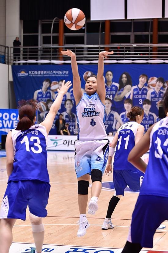 [WKBL] '4Q 대역전극' 삼성생명, KDB생명 꺾고 승률 5할 : 네이트 스포츠