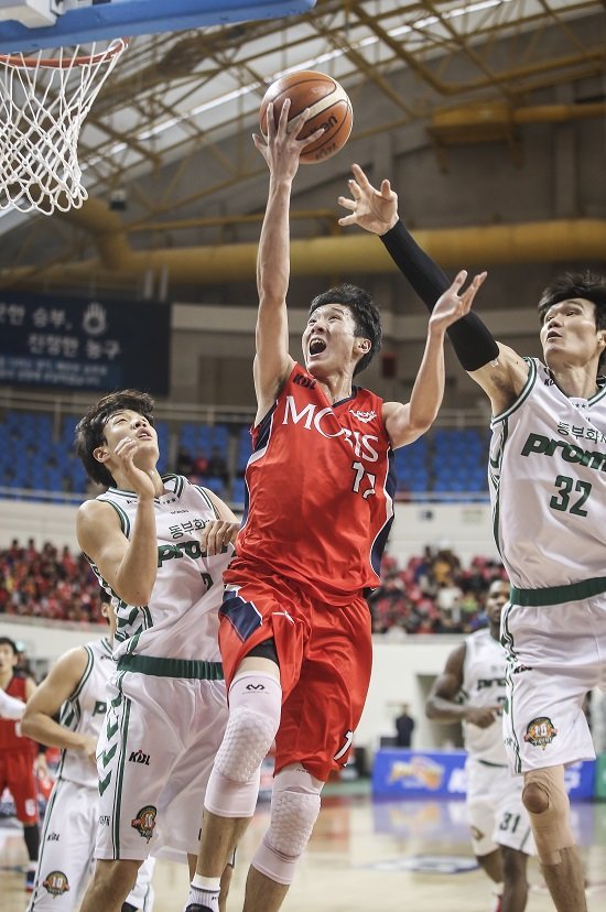 [KBL] '전준범, 신들린 3점' 모비스, 동부 꺾고 4연승-선두 유지 (종합) : 네이트 스포츠