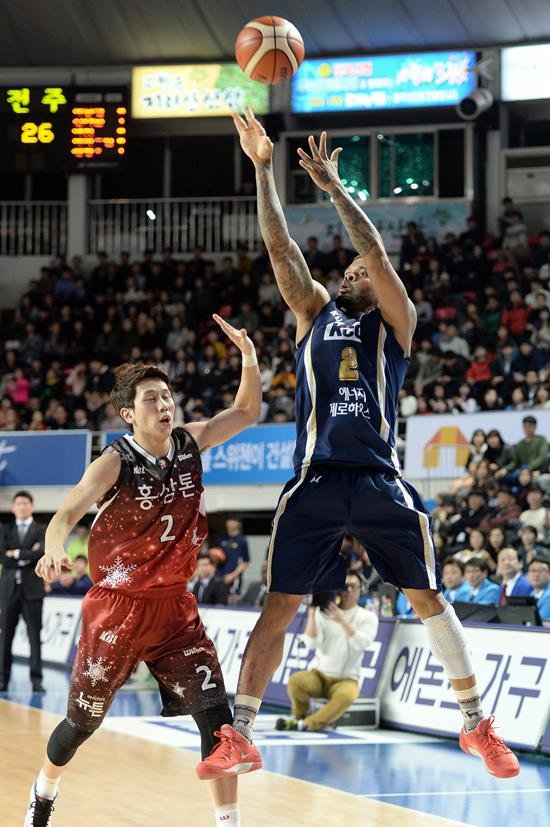 [KBL] '에밋 18점' KCC, KGC 꺾고 3연패 탈출(종합) : 네이트 스포츠