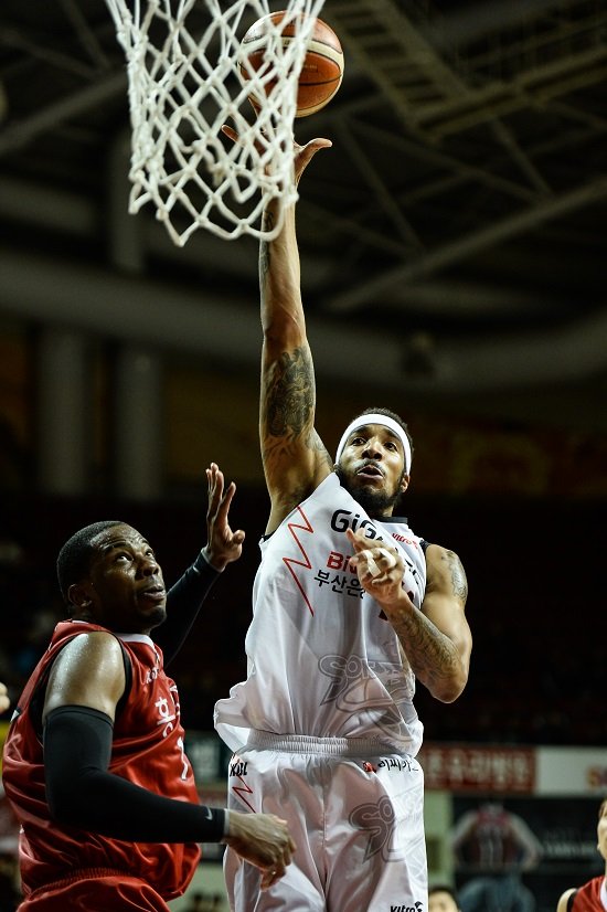 [KBL] '심스 더블더블' kt, 올 시즌 KGC인삼공사전 첫 승리(종합) : 네이트 스포츠