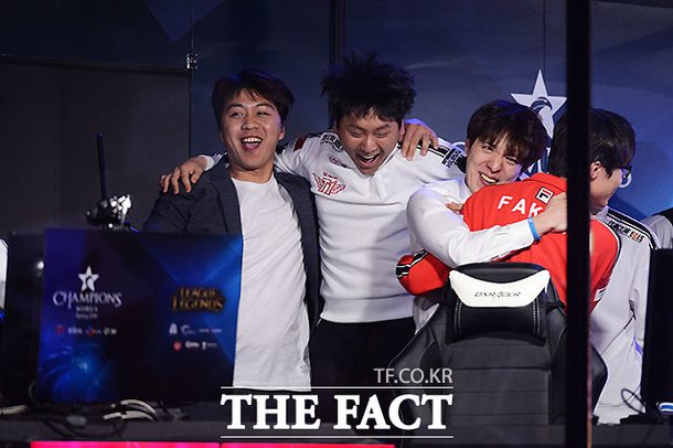 [TF포토] 롤챔스 결승…접전 끝 '5회 우승 차지한 SKT T1' : 네이트 스포츠