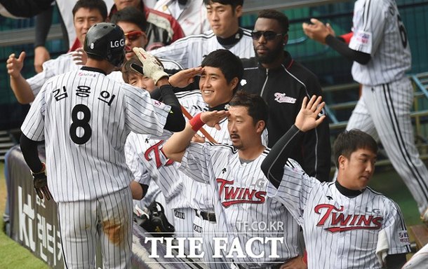 [TF프로야구] 7회 6점 대폭발! LG, 두산에 역전승 '3연패 탈출' : 네이트 스포츠