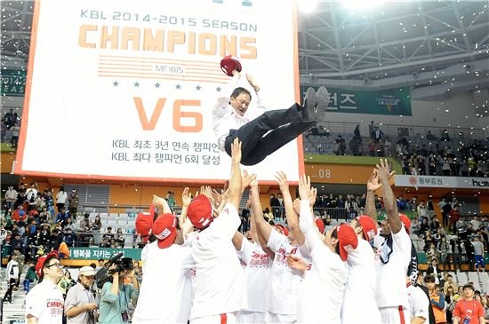 'V6' 모비스, KBL 최초 챔피언 결정전 3연패 달성[스포츠투데이] : 네이트 스포츠