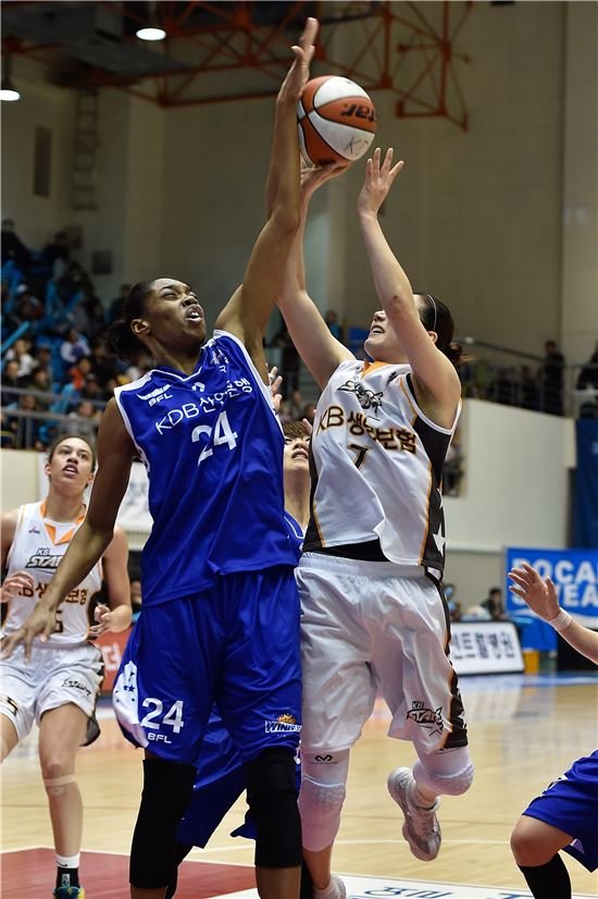 '비키 바흐 17득점' KDB생명, KB스타즈 꺾고 11연패 탈출 : 네이트 스포츠