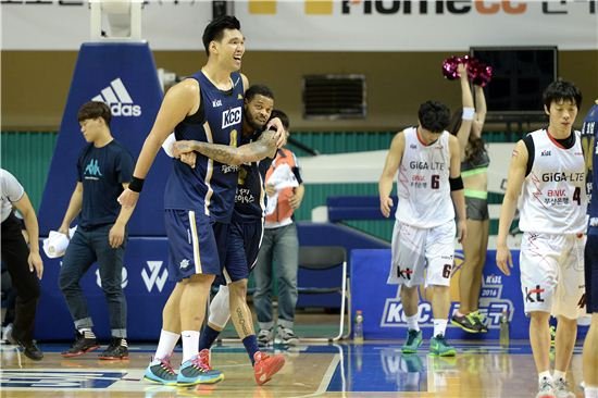 '에밋 28점' KCC, KT 잡고 파죽의 4연승 : 네이트 스포츠
