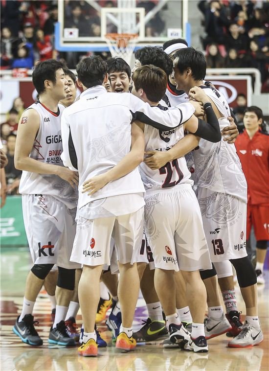 KT, KGC전 연패 탈출…6강 PO 희망 이어가 : 네이트 스포츠