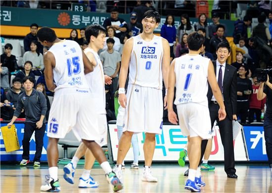 KCC, KT 잡고 7연승…단독 2위 : 네이트 스포츠