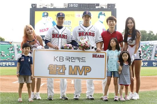 유희관·김재환, KB국민카드 8월 MVP 수상 : 네이트 스포츠