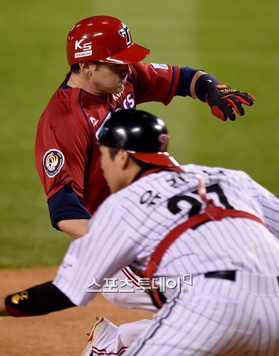 [WC 1차전]'필 2루타·나지완 희플' KIA, 3-0 리드(2보) : 네이트 스포츠