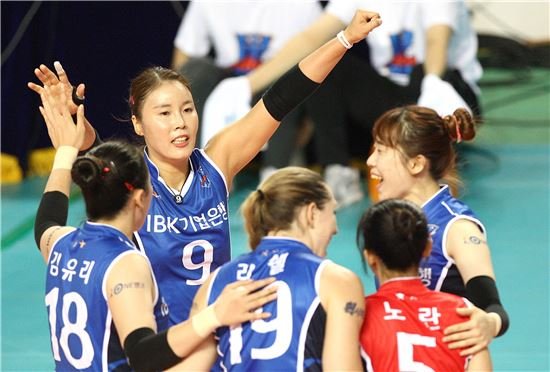 IBK기업은행, GS칼텍스에 완승…단독 선두 질주 : 네이트 스포츠