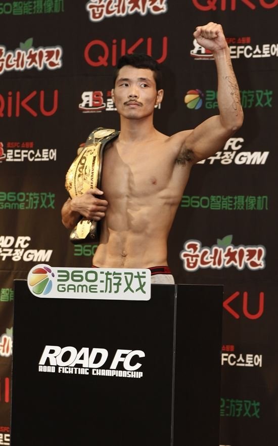 최무겸, 로드FC 034 페더급서 무랏 카잔에 1R TKO승…3차 방어 성공 : 네이트 스포츠