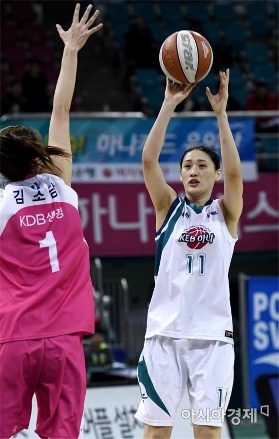 '강이슬 24점' KEB하나은행, KDB생명 꺾고 3연승 질주 : 네이트 스포츠