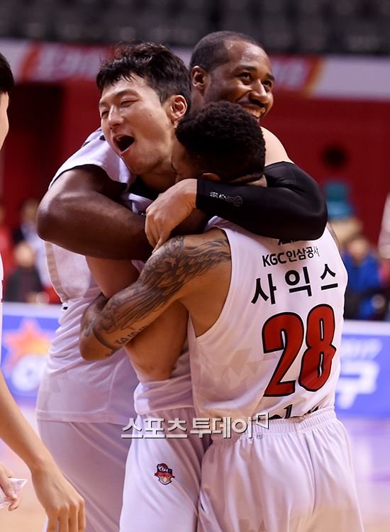 KGC인삼공사, SK 꺾고 단독 선두 도약 : 네이트 스포츠