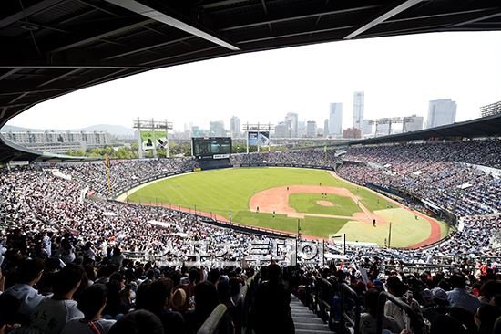 2017 KBO 리그, 166경기 만에 200만 관중 돌파 : 네이트 스포츠