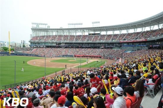 2017 KBO리그, '2년 연속' 800만 관중 돌파 : 네이트 스포츠
